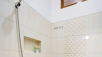 Quarto Duplo Deluxe | Casa de banho | Um polibã, um chuveiro fixo, toalhas fornecidas, papel higiénico
