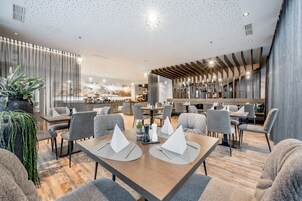 Pequeno-almoço tipo buffet diário mediante uma taxa