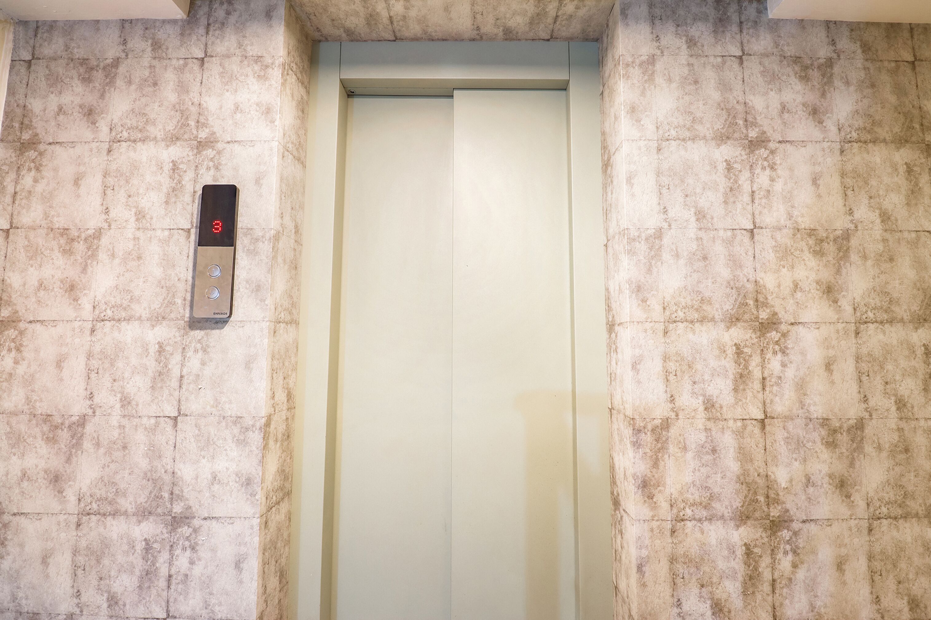 Um elevador com mostrador digital e painel de comando.