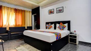 Quarto Deluxe | Lençóis de algodão egípcio, roupa de alta qualidade, cofre no quarto