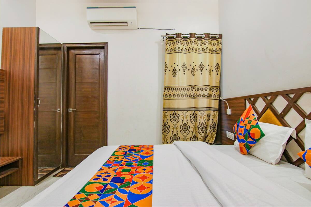 Quarto Deluxe | Lençóis de algodão egípcio, roupa de alta qualidade, cofre no quarto