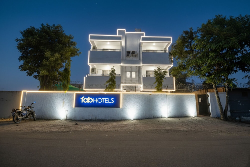 Fabhotel Red Velvet Inn & Suites - Pune