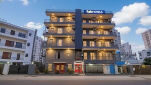 Um edifício com vários andares e uma placa com a inscrição 'fabHOTELS'.