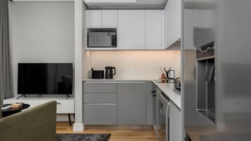 Apartamento galeria | Cozinha privada | Geladeira, micro-ondas, fogão, cooktop