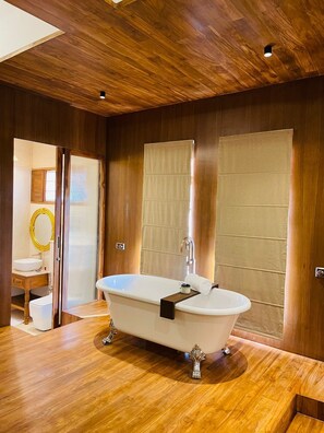 Quarto família, 1 cama King | Banheiro | Chinelos, toalhas de banho, sabonete, shampoo