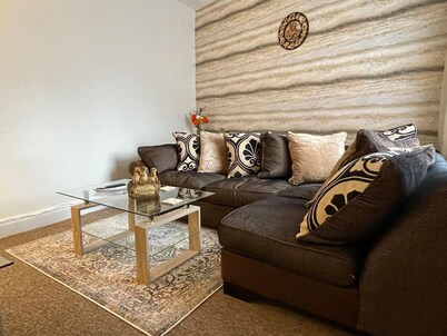 Impeccable 4-bed Home Away From Home in Swindon
