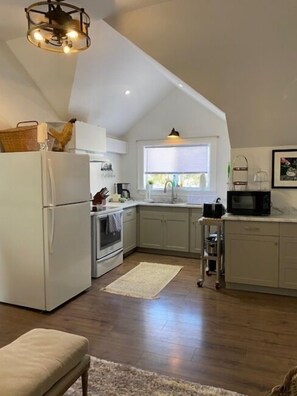 Suite de Luxo | Cozinha privada | Um frigorífico/congelador grande, um micro-ondas, um forno 