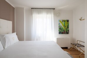 Deluxe Rooftop Apartment | Roupas de cama premium, cofres nos quartos, escrivaninha