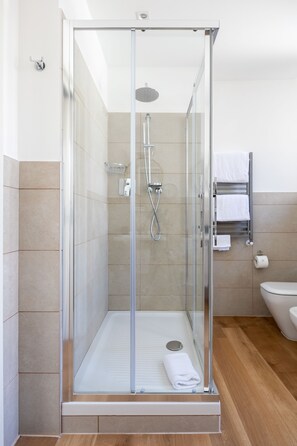 Exclusive Apartment | Banheiro | Chuveiro, produtos de toalete grátis, secador de cabelo 