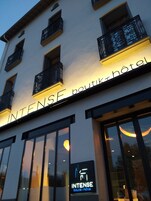 Um edifício com uma placa que diz "INTENSE boutique hotel".