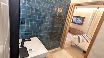 Quarto família, 1 quarto (Intense) | Banheiro | Chuveiro, produtos de toalete grátis, secador de cabelo
