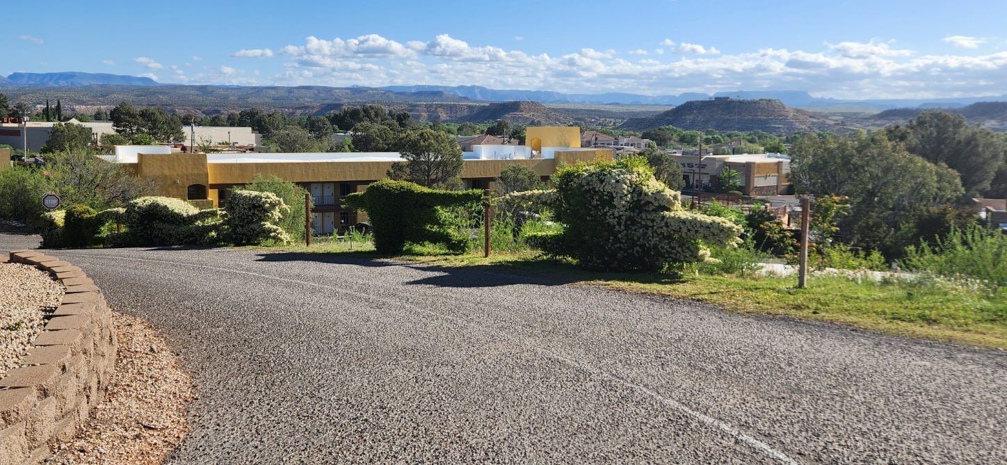 Uma área residencial com casas e uma estrada de cascalho.