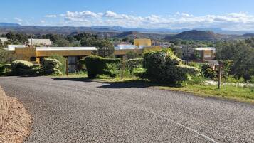 Uma área residencial com casas e uma estrada de cascalho.