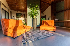 Villa Deluxe | Roupa hipoalergénica, cofre no quarto, com decoração personalizada 