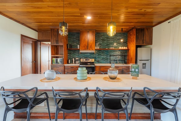 Villa Deluxe | Cozinha privada | Um frigorífico/congelador grande, um micro-ondas, uma placa de cozinha 