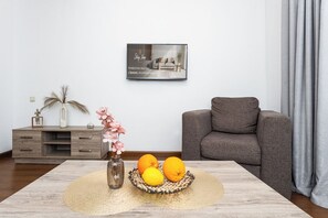 Apartamento standard, 1 quarto, para não fumantes | Área de estar | TV de tela plana