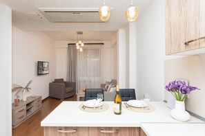 Apartamento standard, 1 quarto, para não fumantes | Área de estar | TV de tela plana