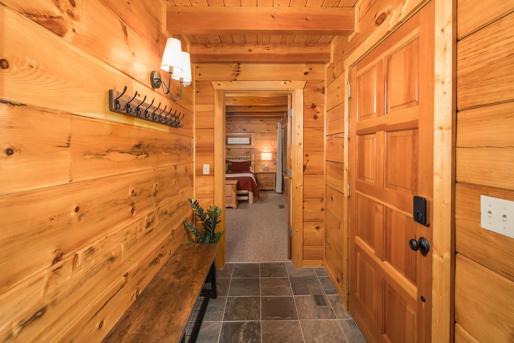 Wrap-around Porch🏔️hot Tub ❄️ Firepit🔥 Gameroom🎯 - Boone, NC