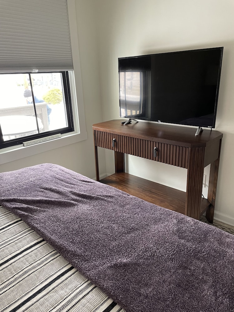 Relax On Lake Erie At Our Charming 2-bedroom Cottage - Willoughby, OH