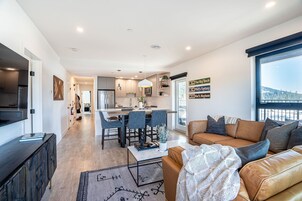Apartamento em Condomínio Fechado | Sala de estar | Smart TV de 40 polegadas com canais digitais, televisor 