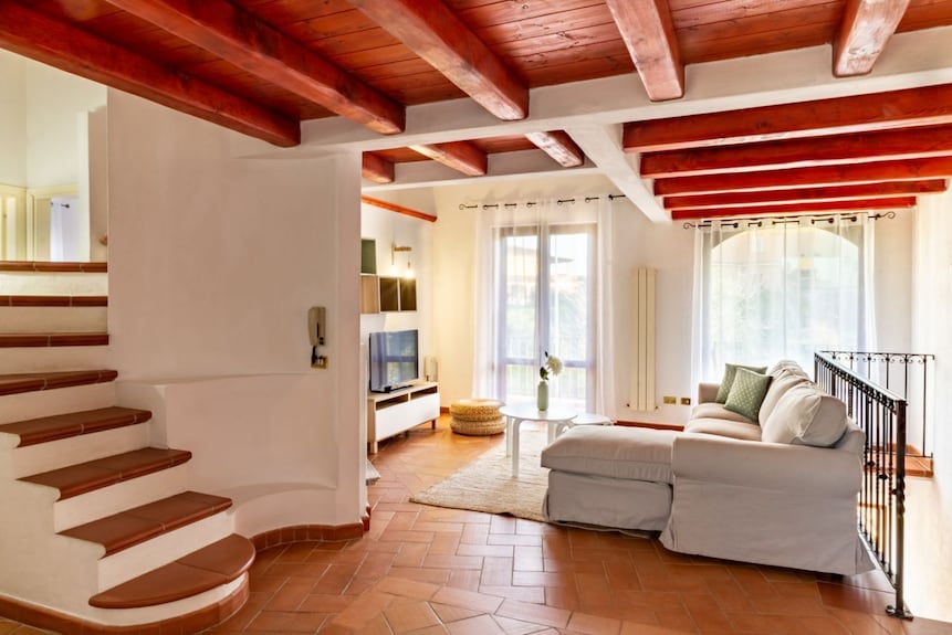 L'appartement Au Premier éTage Se Compose D'un Salon, D'une Cuisine, D'une Salle De Bains Et De Trois Chambres, Dont Une En Mezzanine Surplombant La Cuisine.il Y A Des Petits Balcons Dans Le Salon Des Deux Côtés, Dont L'un A Une Vue Panoramique.possib - Bari Sardo