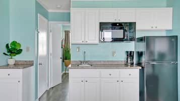 Um frigorífico, um micro-ondas, uma cafeteira/bule, Rolo de cozinha