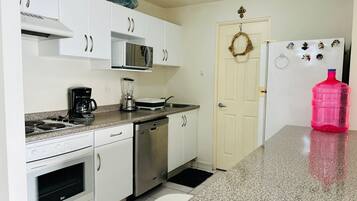 Apartamento Cidade | Cozinha privada | Um frigorífico/congelador grande, um micro-ondas, uma placa de cozinha