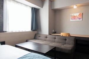 Quarto duplo luxo, para não fumantes (With Extra Bed) | Edredons de pluma, escrivaninha, espaço de trabalho para notebook