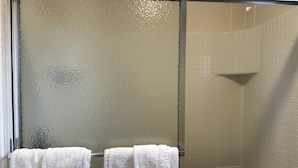 Quarto básico | Banheiro