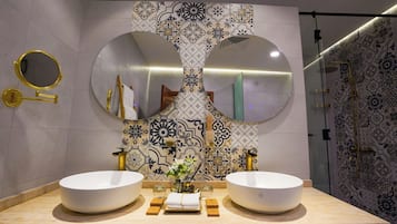 Chuveiro, secador de cabelo, roupões de banho, chinelos