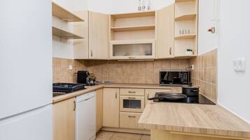 Apartamento Deluxe | Cozinha privada | Um frigorífico/congelador grande, um micro-ondas, uma placa de cozinha