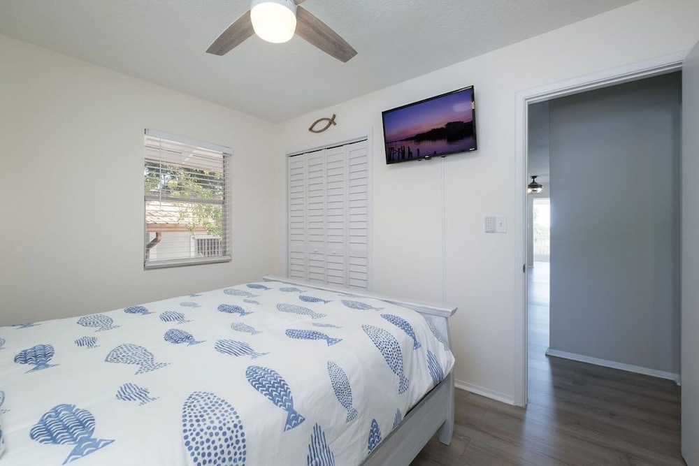 Waterfront Cottages with Sunsets, Kayaks Included! - Cedar Key | Vrbo