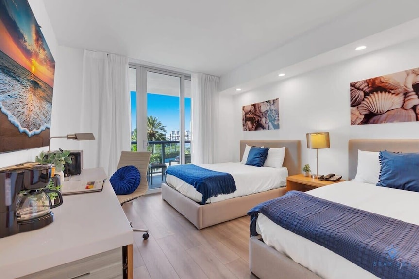 Modern Resort W/ Balcony + Near Beach + Pool - Hallandale Beach