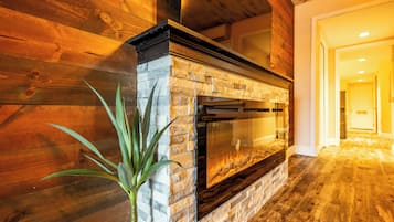 Loft, 1 quarto, vista para a cidade | Área de estar | Smart TV 75 polegadas com canais digitais, lareira, Netflix