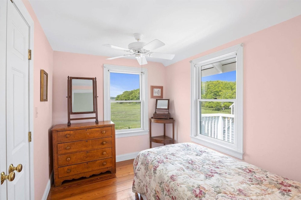 Oceanfront Family Retreat In Scituate With Private Beach, Expansive Porches, Outdoor Shower - Scituate, MA