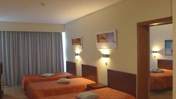 Quarto Familiar | Minibar, secretária, secretária adequada para computadores portáteis