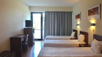 Quarto Triplo | Minibar, secretária, secretária adequada para computadores portáteis