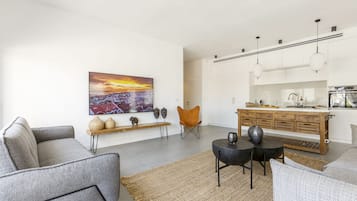 Apartamento Cidade, varanda, Vista para a cidade | Sala de estar | Televisor de ecrã plano de 52 polegadas com canais digitais, televisor