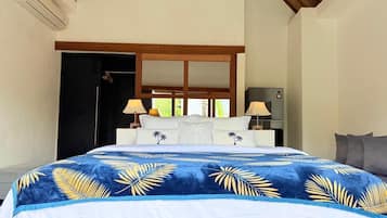 Quarto casal premium, 1 cama King, no pátio | 2 quartos, edredons de pluma, escrivaninha, Wi-Fi de cortesia