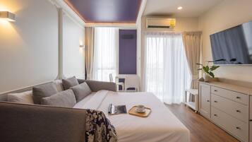 Family Double or Twin Room | Área de estar | TV de tela plana 40 polegadas com canais via satélite, TV