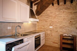 Apartamento em Condomínio Fechado | Cozinha privada | Um frigorífico, uma placa de cozinha, utensílios de cozinha 