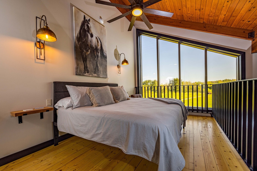 Loft On #18 By The Inn & Spa At Cedar Falls - Logan, OH