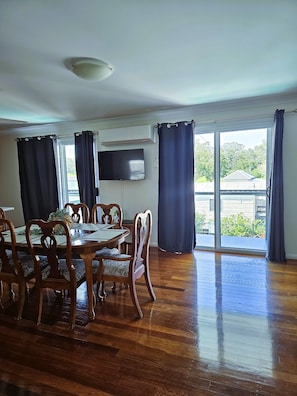 Apartamento Familiar | Sala de estar | Televisor de 32 polegadas com canais digitais 