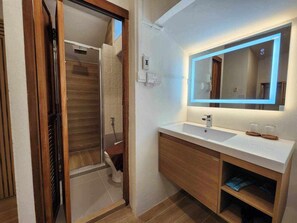 Quarto Clássico com Cama de Casal | Casa de banho | Um polibã, um chuveiro fixo, produtos de higiene exclusivos 