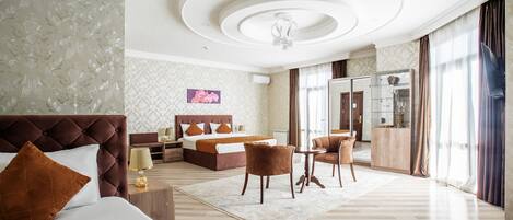 Roupas de cama premium, escrivaninha, espaço de trabalho para notebook