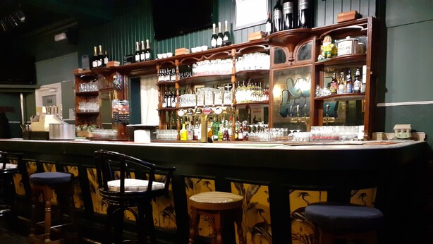 Apartamento, várias camas | Bar (na propriedade)