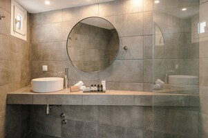 Quarto Duplo Sénior | Casa de banho | Artigos de higiene pessoal grátis, um secador de cabelo, chinelos 