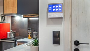 Uma cozinha moderna com fechadura inteligente integrada e painel de controle digital na parede.