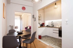 Um frigorífico/congelador grande, um forno, uma torradeira, batedeira 