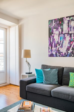 Apartamento superior, 2 quartos, para não fumantes, banheiro privativo | Área de estar | Smart TV 43 polegadas com canais a cabo, TV